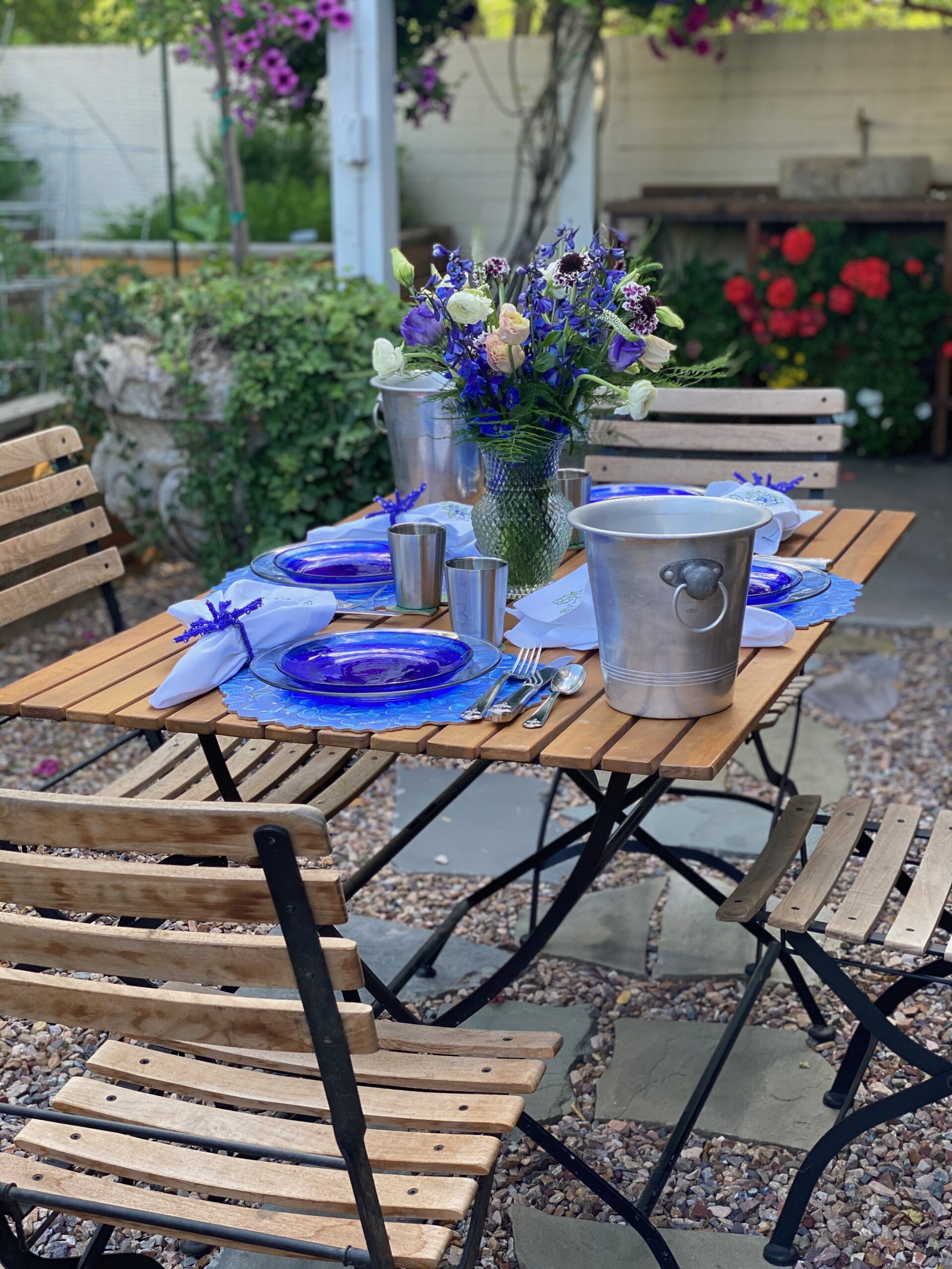 Purple and Blue Table: Dinner in the Garden - to have + to host