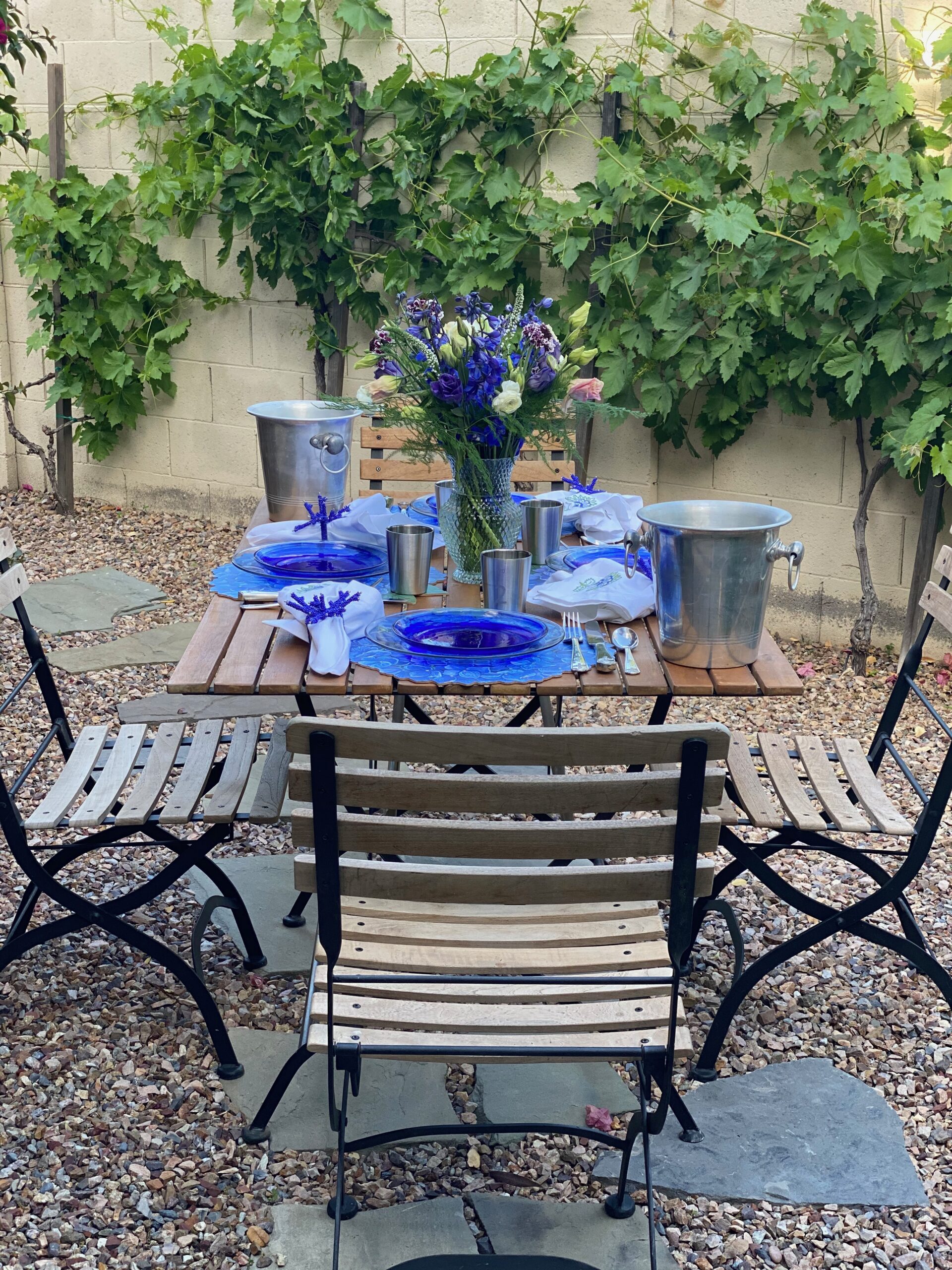 Purple and Blue Table: Dinner in the Garden - to have + to host