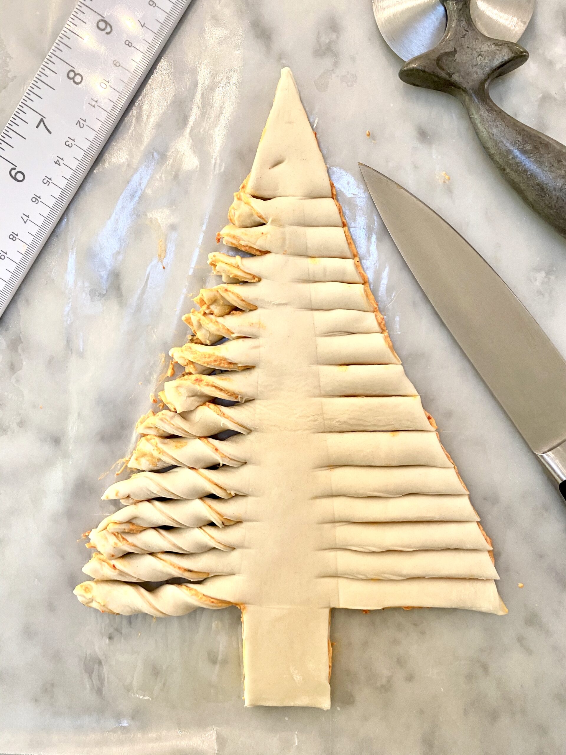 Puff Pastry Tree with an Easy Roasted Red Pepper Dip - to have + to host